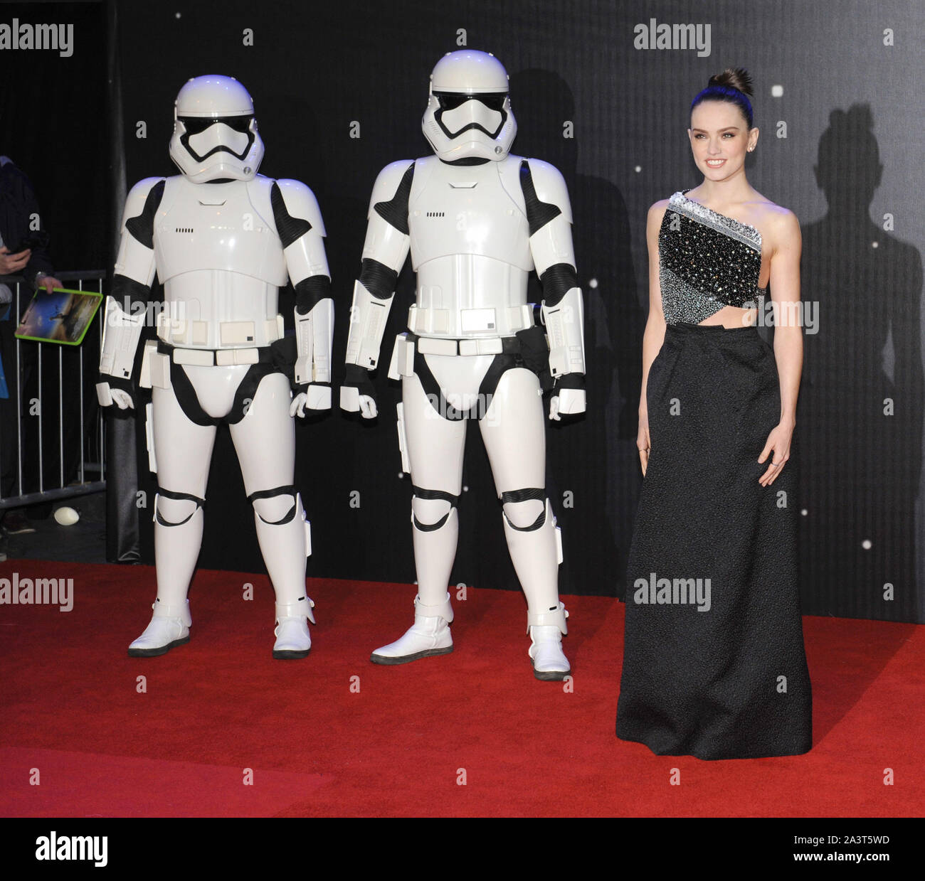 Daisy ridley green dress hi-res stock photography and images - Alamy