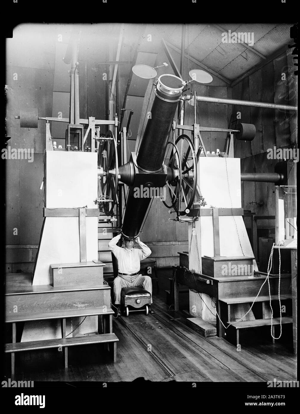 Astronomical observation telescope Black and White Stock Photos ...