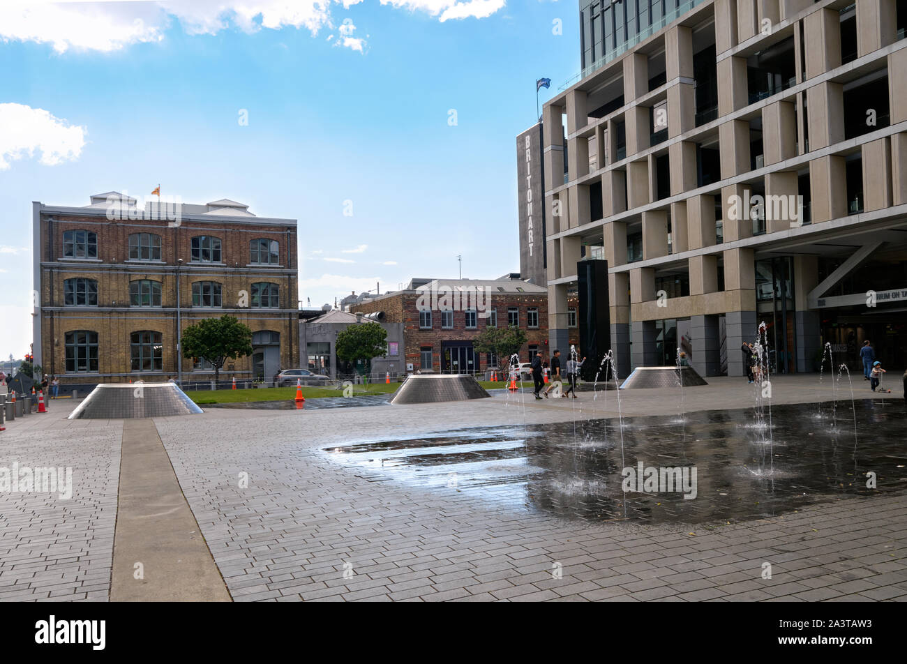 Modern and historic downtown of Auckland, Te Ara Tahuhu walkaway Stock ...