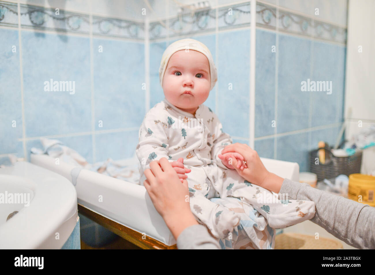 Newborn in bath hi-res stock photography and images - Alamy
