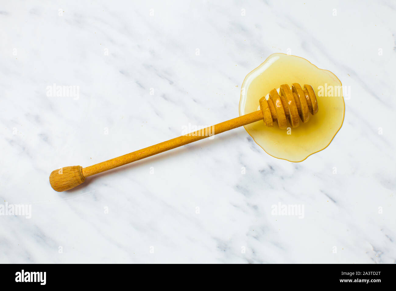Drop of honey with wooden dipper flat lay, top view Stock Photo - Alamy
