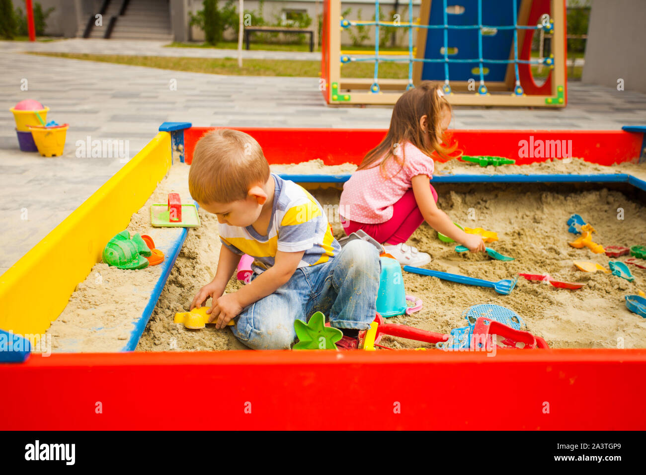 Sandbox family people hi-res stock photography and images - Alamy