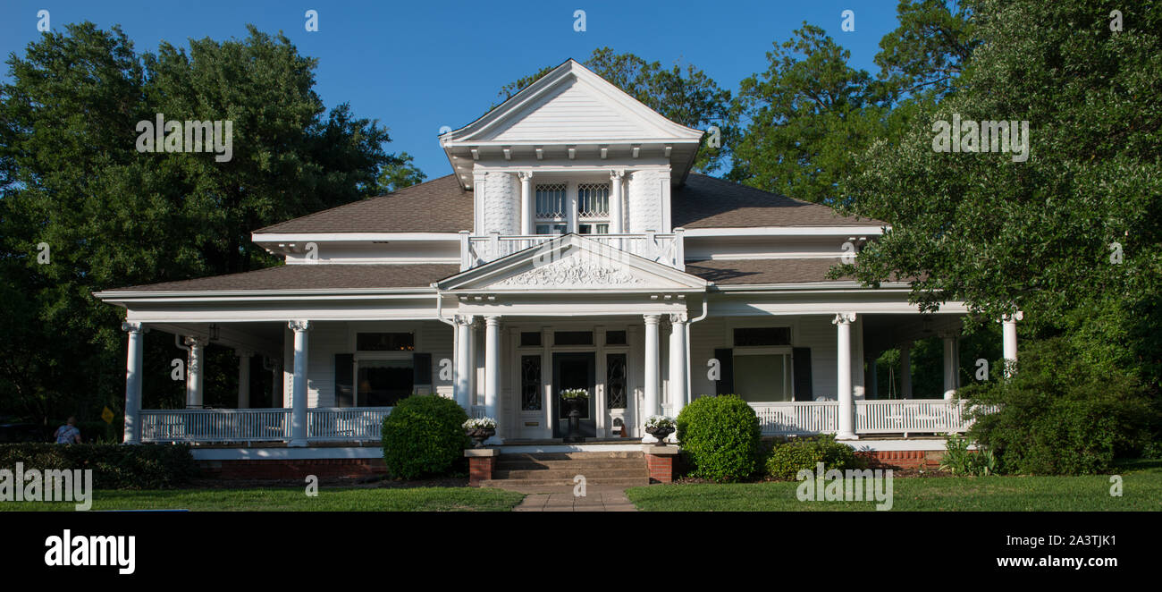 The 1900 Chaska House, one of dozens of Victorian homes in Waxahachie ...