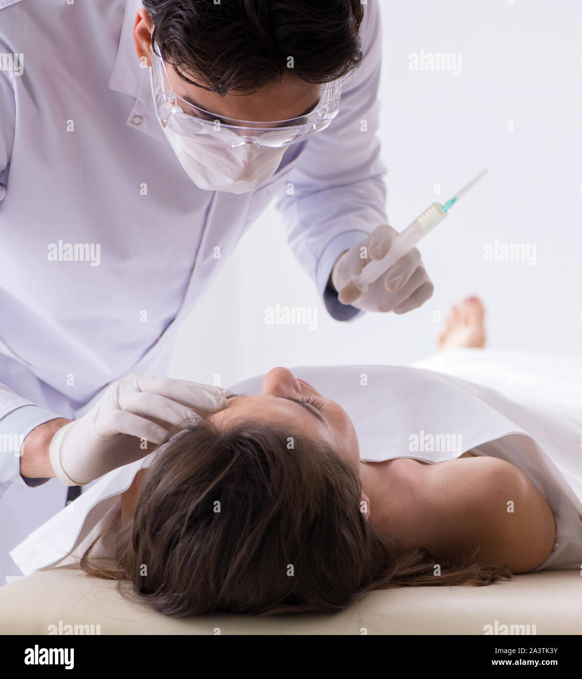 The police coroner examining dead body corpse in morgue Stock Photo - Alamy