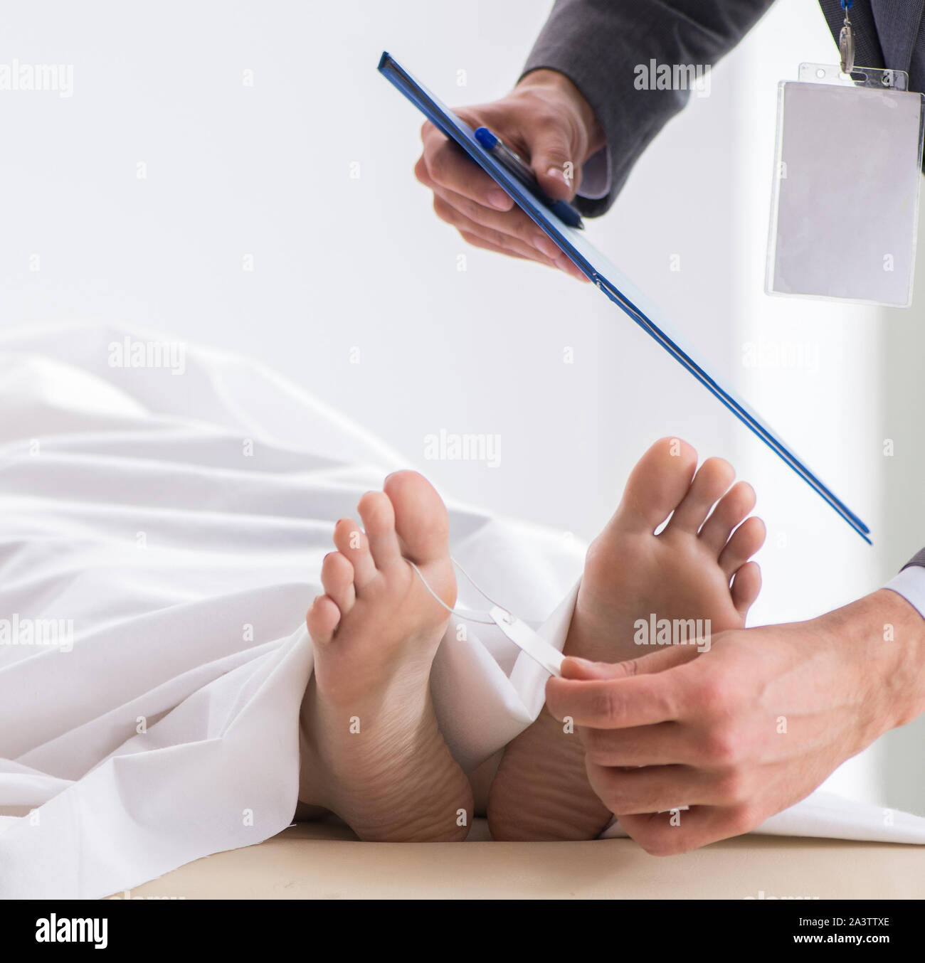The police coroner examining dead body corpse in morgue Stock Photo - Alamy
