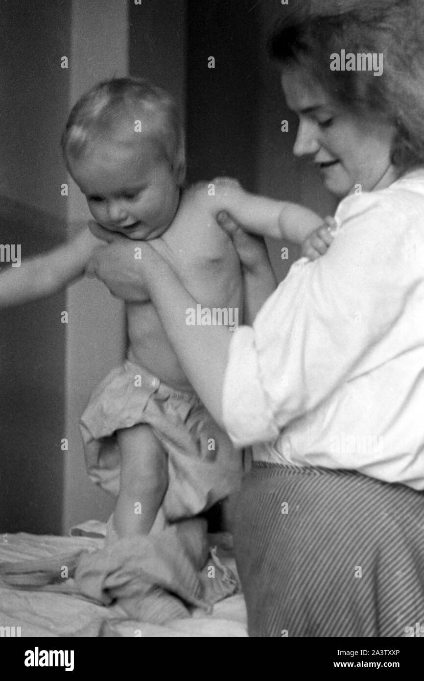 Mutter und Kind aus Meißen, Sachsen, 1935. Mother and child from Meißen ...