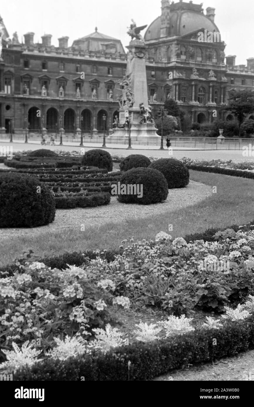 Monument Gambetta vorm Louvre, Paris, Frankreich, 1940er. Monument ...
