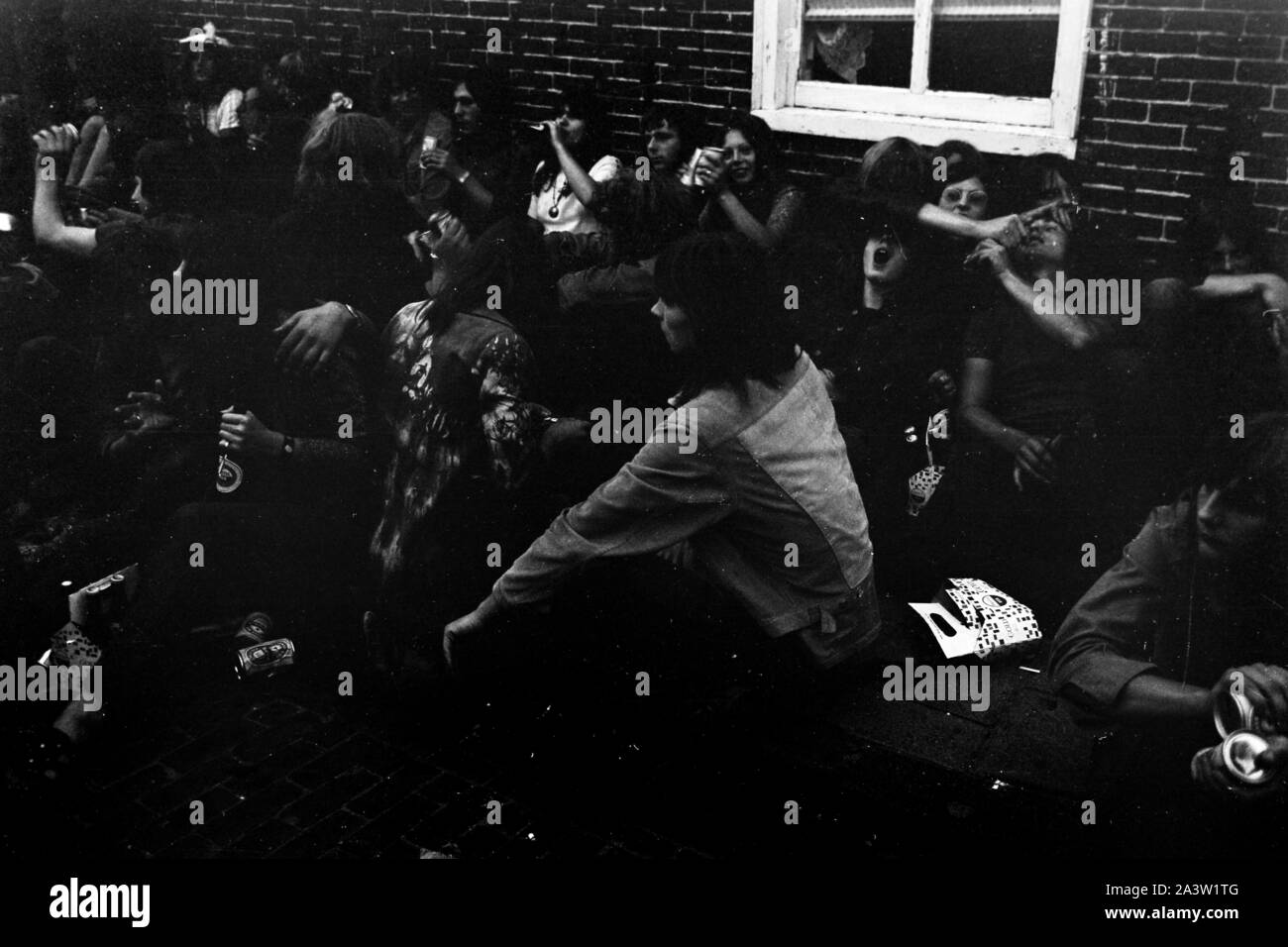 Gammler und Hippies machen ein Sit in in den Straßen von Amsterdam ...