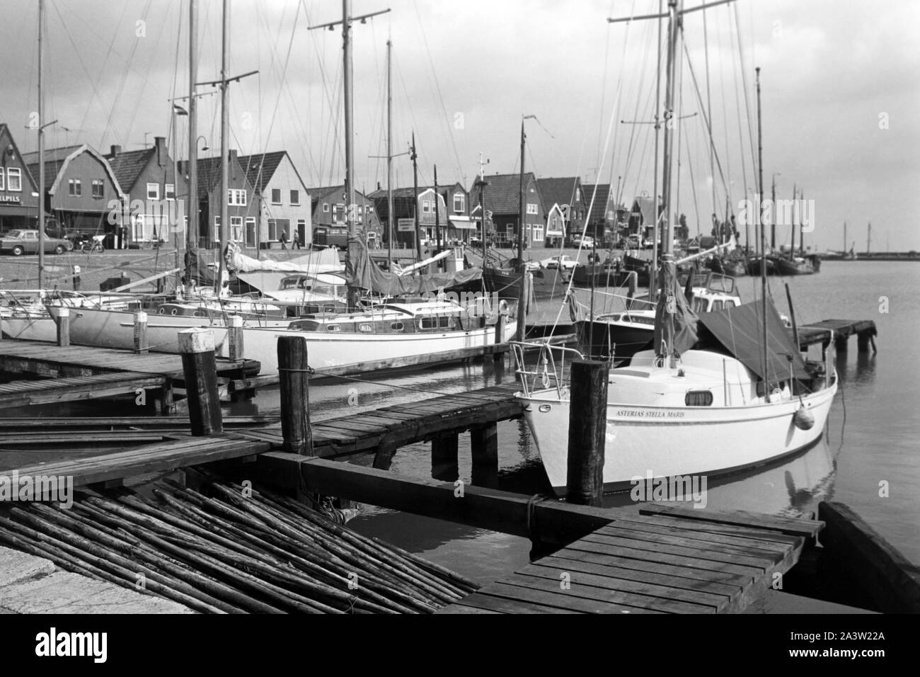 Segelboote an einem Kai im Hafen von Volendam Niederlande 1971. Sailing ...