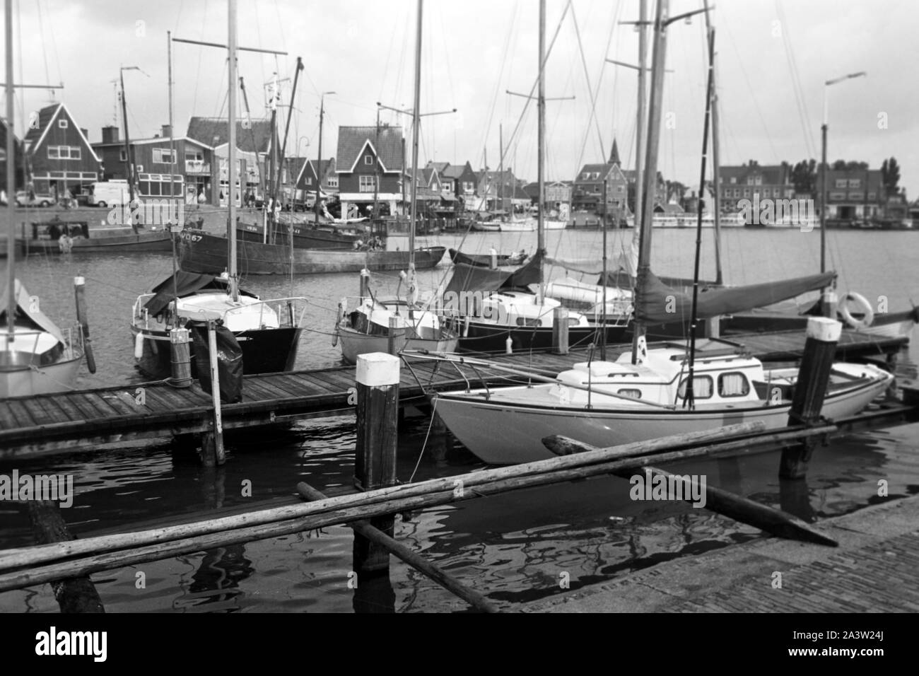 Segelboote an einem Kai im Hafen von Volendam Niederlande 1971. Sailing ...
