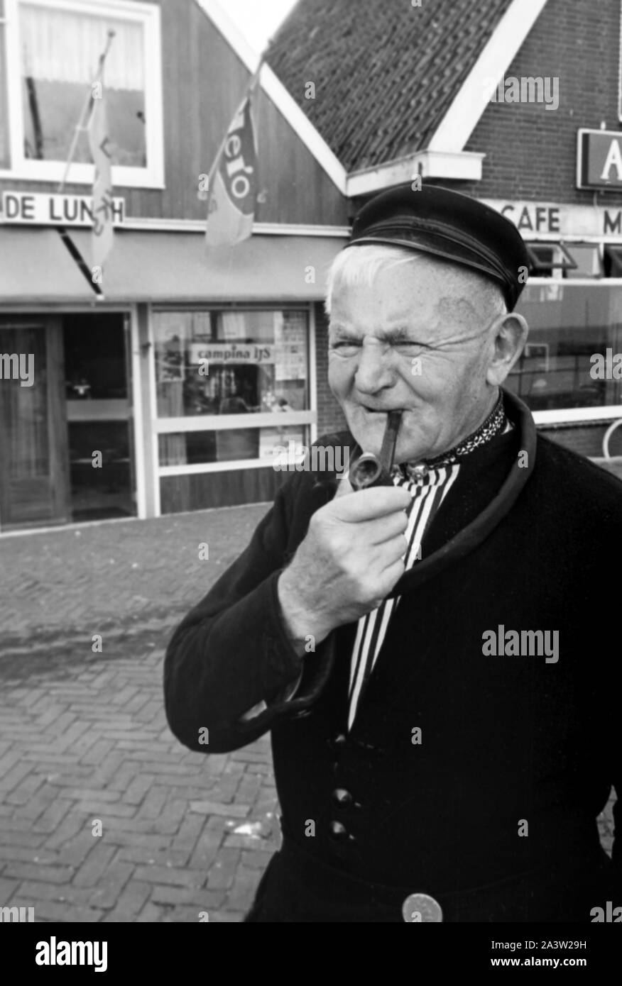 Älterer Herr in landestypischer Tracht in Volendam, Niederlande 1971 ...