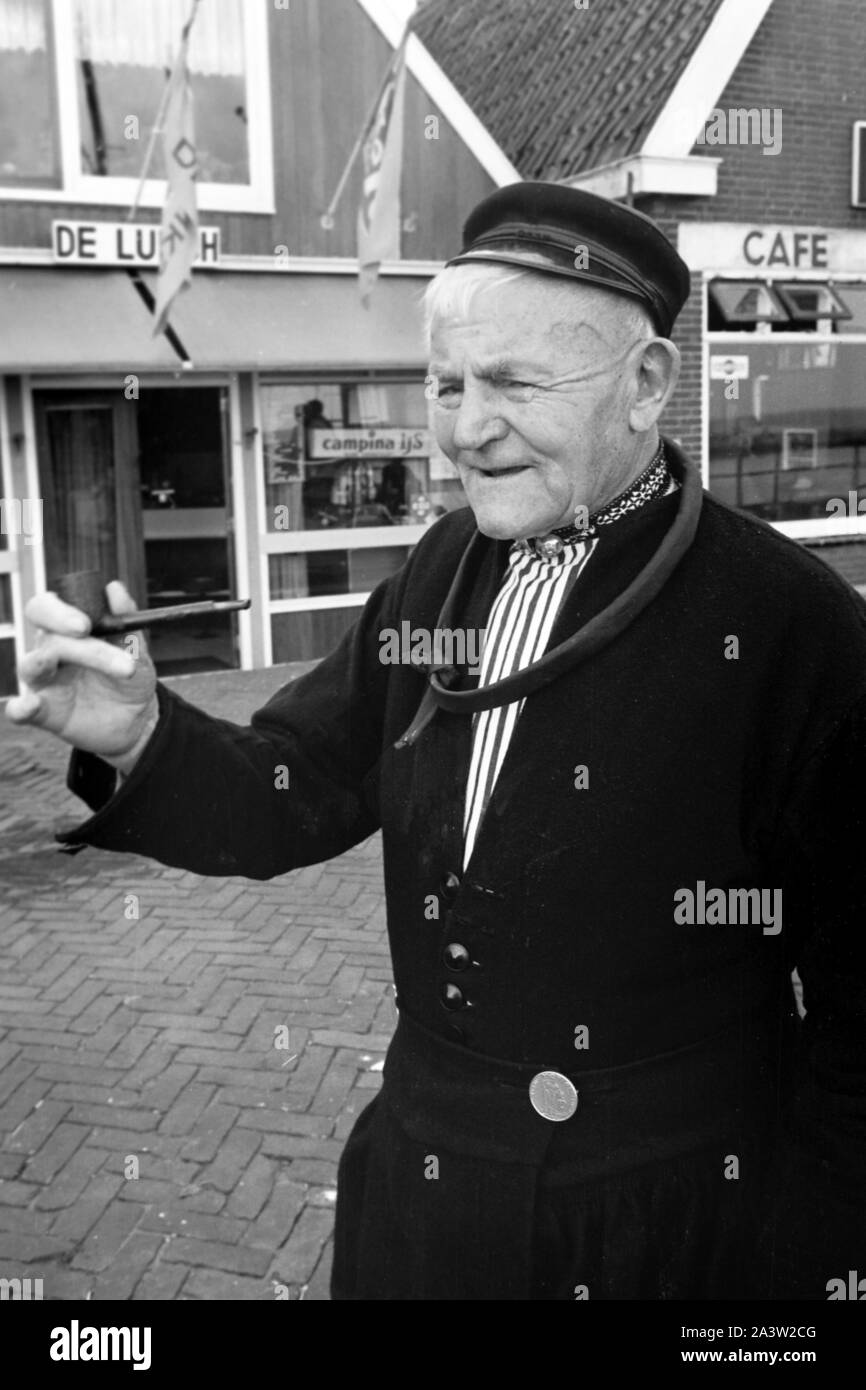 Älterer Herr in landestypischer Tracht in Volendam, Niederlande 1971 ...