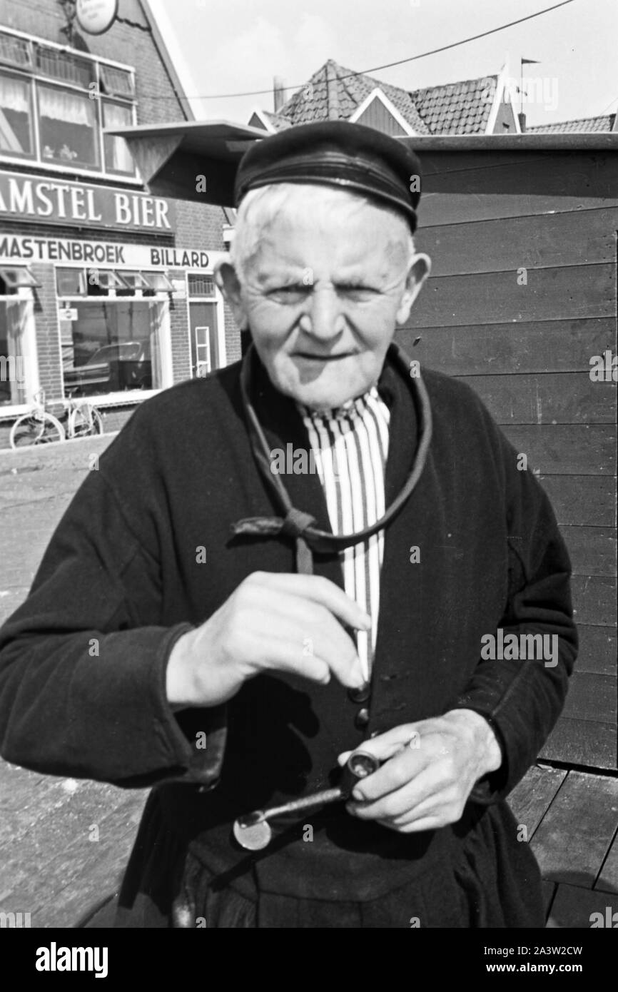 Älterer Herr in landestypischer Tracht in Volendam, Niederlande 1971 ...