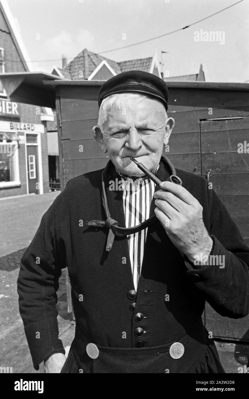 Älterer Herr in landestypischer Tracht in Volendam, Niederlande 1971 ...