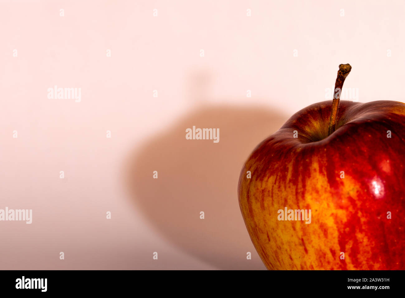 Red apple, apple shadow, apple background image Stock Photo - Alamy