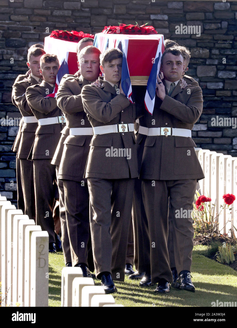 Burial of soldiers hi-res stock photography and images - Alamy