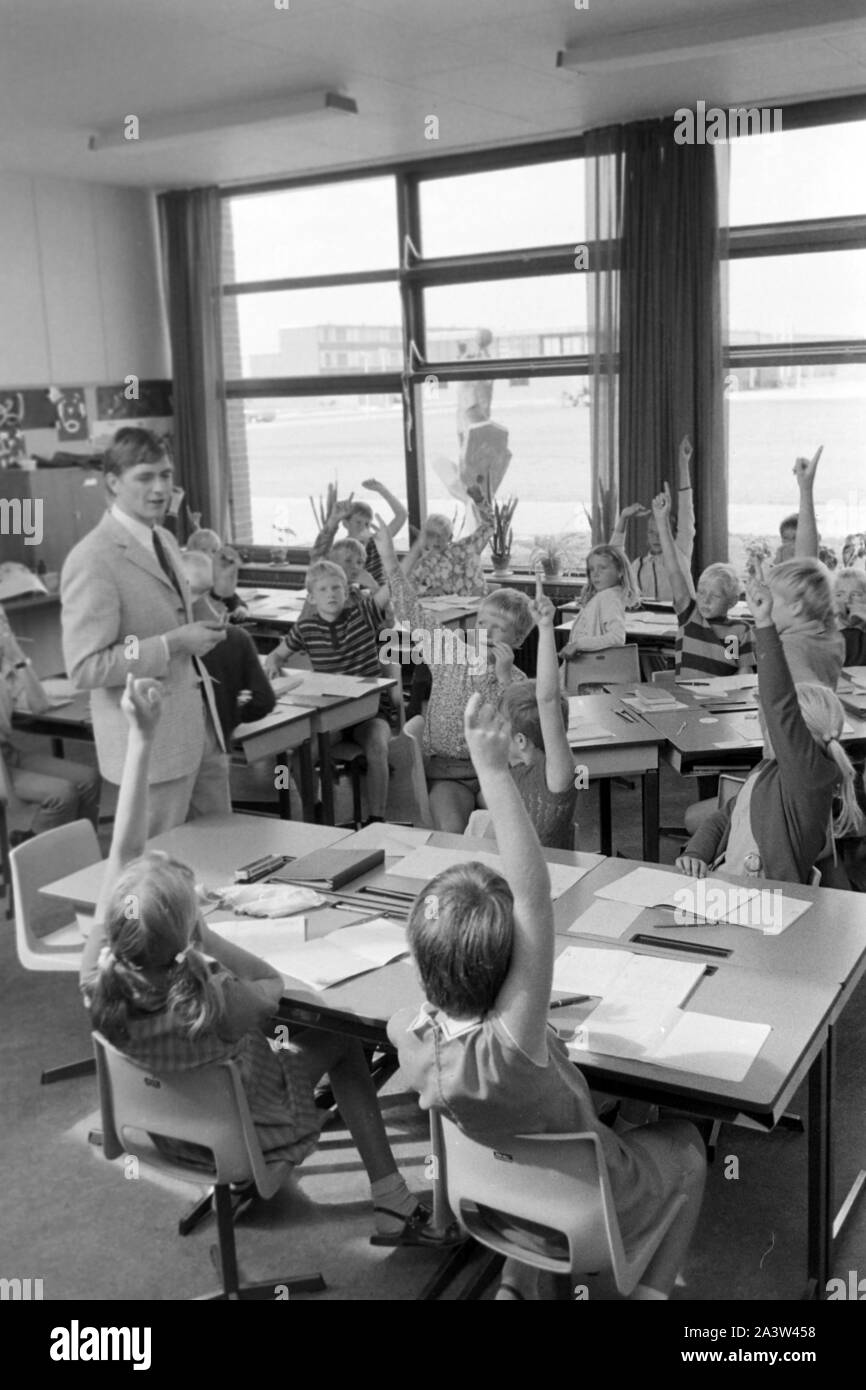 Kinder beim Unterricht in einer Vorschule in Lelystad, Niederlande 1971 ...