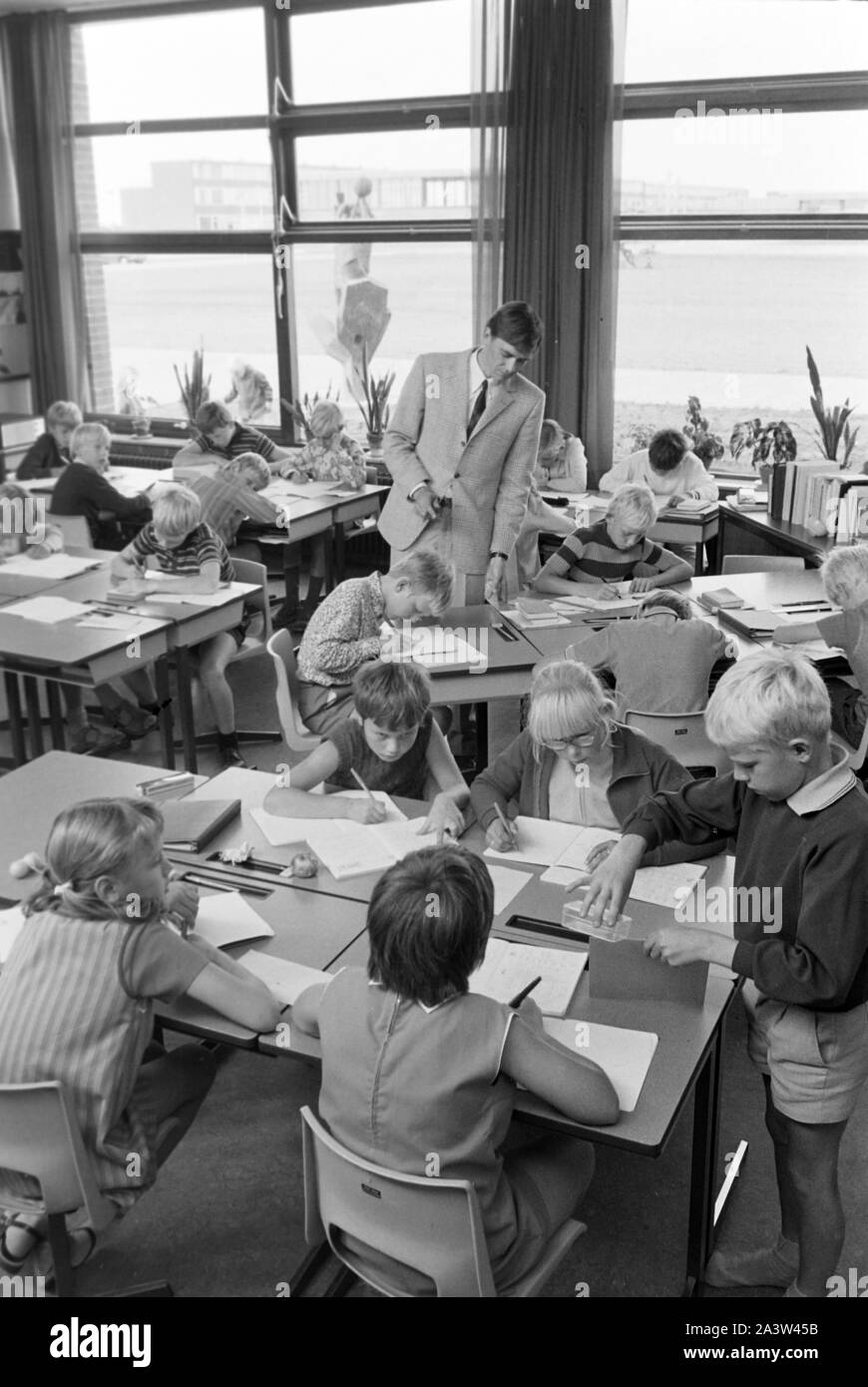 Kinder beim Unterricht in einer Vorschule in Lelystad, Niederlande 1971 ...