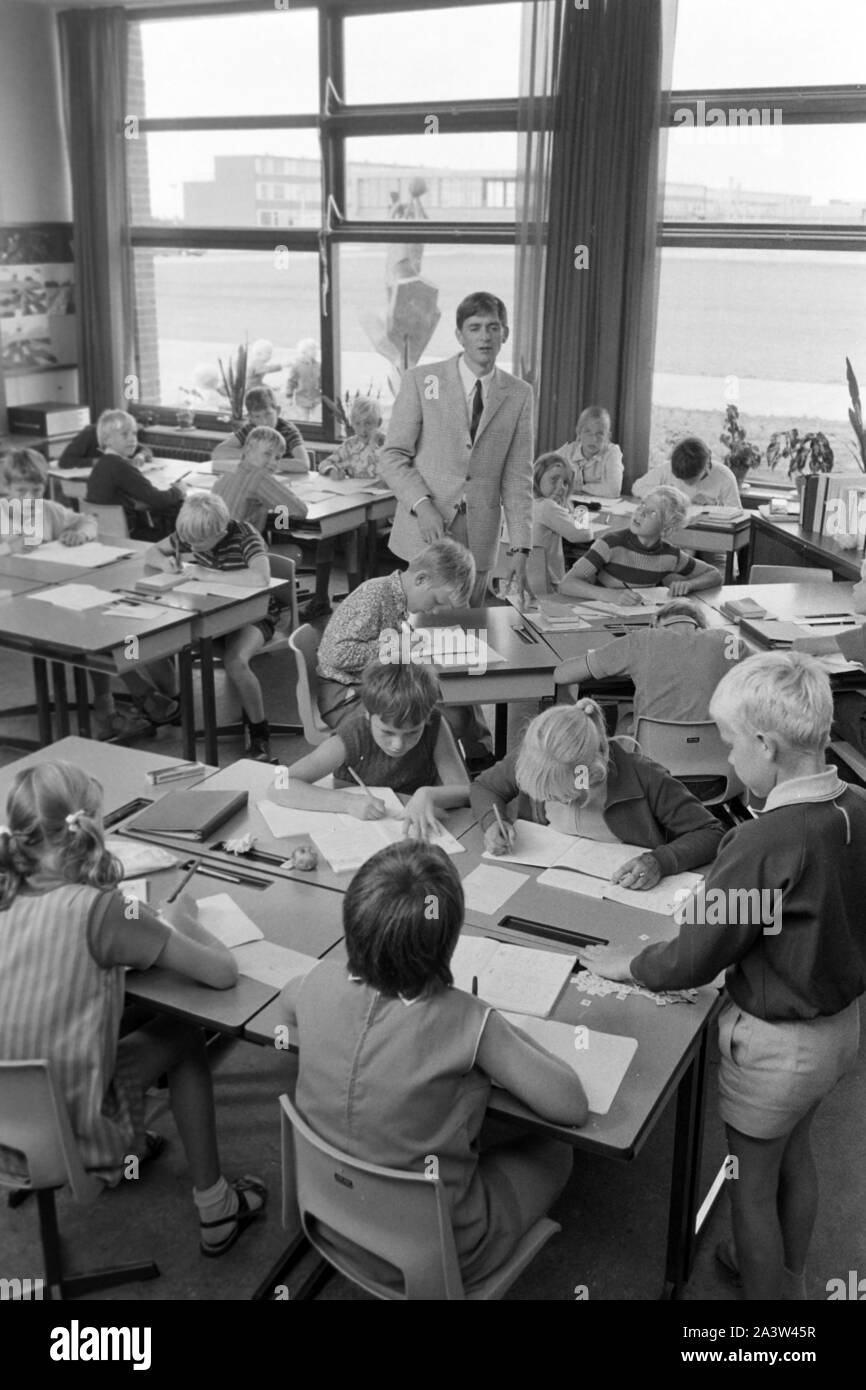1970s classroom children hi-res stock photography and images - Alamy