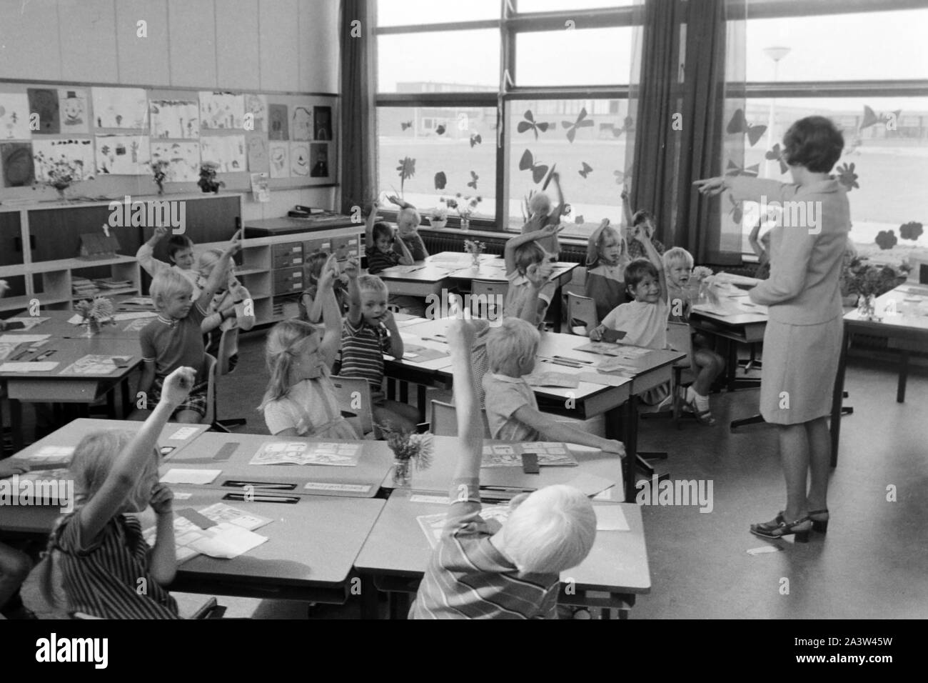 Kinder beim Unterricht in einer Vorschule in Lelystad, Niederlande 1971 ...