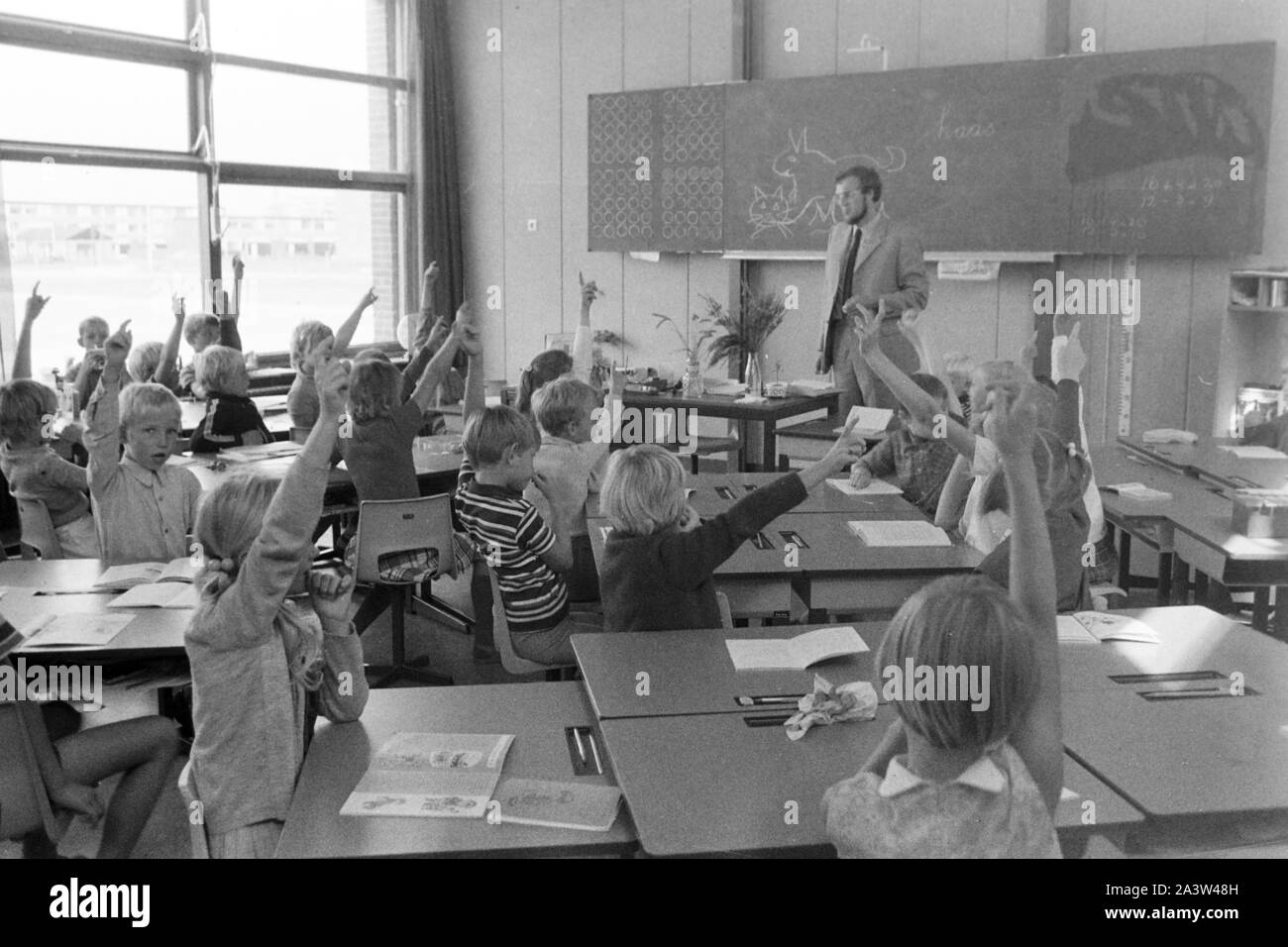 Kinder beim Unterricht in einer Vorschule in Lelystad, Niederlande 1971 ...