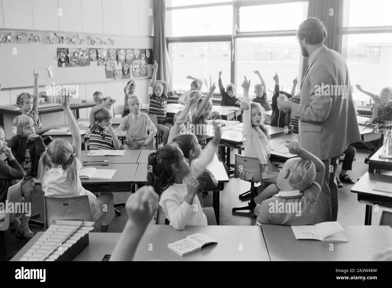 Kinder beim Unterricht in einer Vorschule in Lelystad, Niederlande 1971 ...