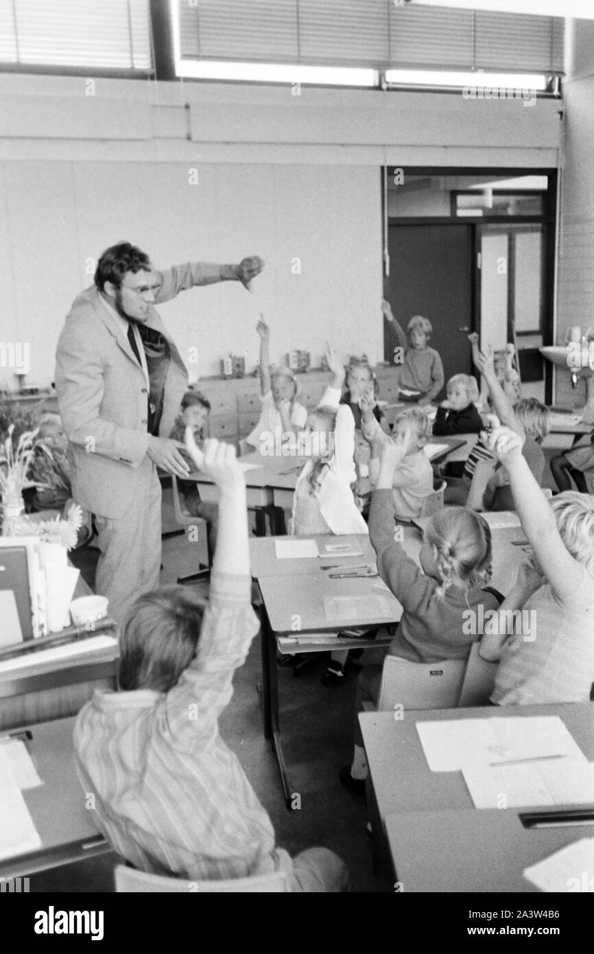 Kinder beim Unterricht in einer Vorschule in Lelystad, Niederlande 1971 ...