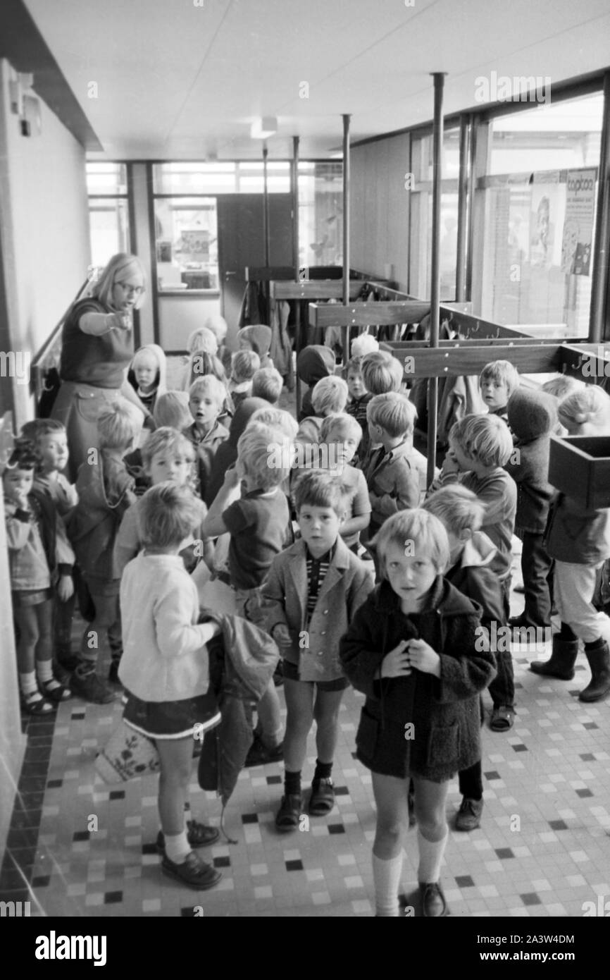 School pupils classroom 1971 hi-res stock photography and images - Alamy