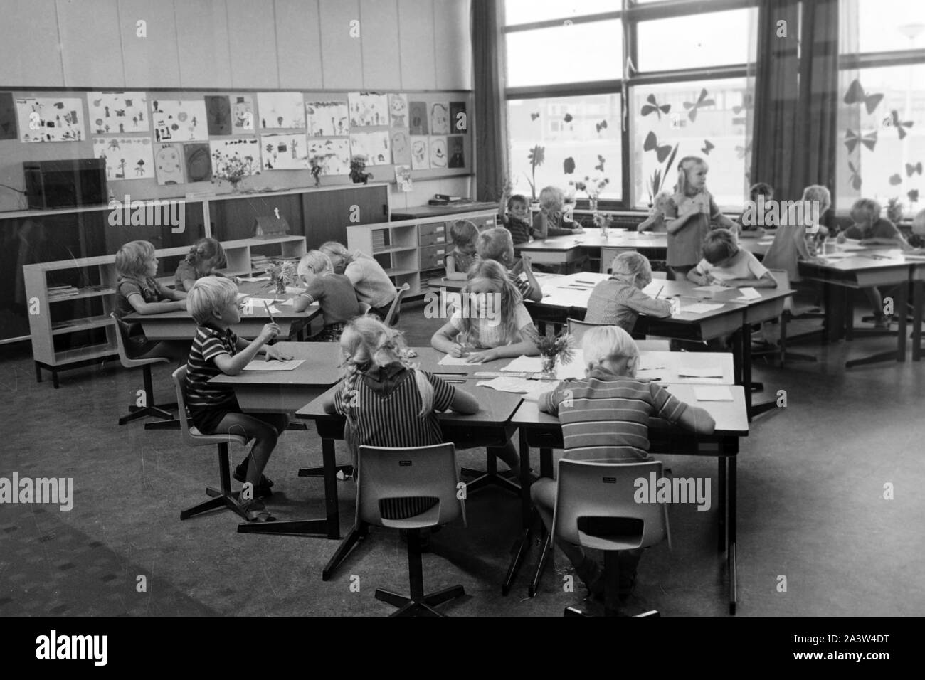 Kinder beim Unterricht in einer Vorschule in Lelystad, Niederlande 1971 ...