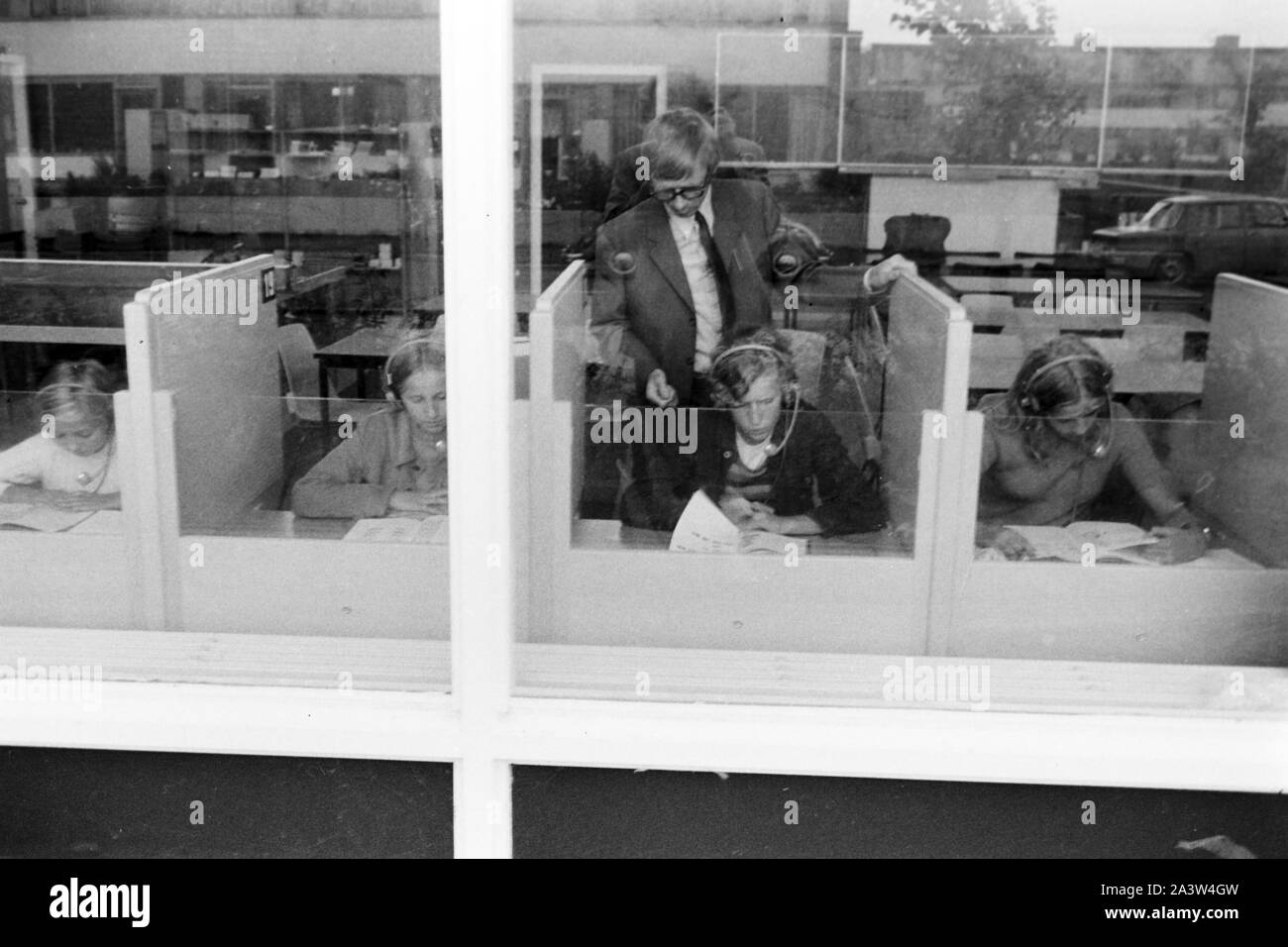 Classroom 1970s high school hi-res stock photography and images - Alamy