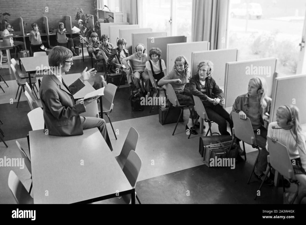 School pupils classroom 1971 hi-res stock photography and images - Alamy