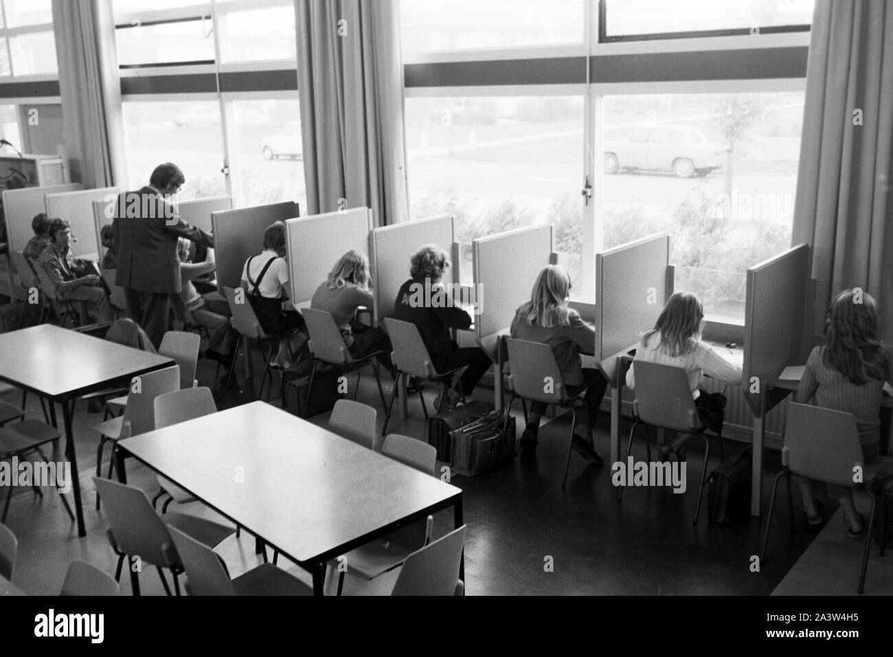 Schüler im Sprachlabor einer Mittelschule in Lelystad in der Provinz ...