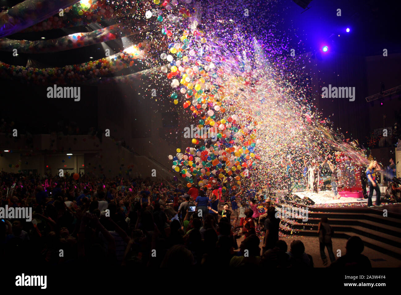 Hundreds of balloons and confetti thrown at the finale of Vacation ...