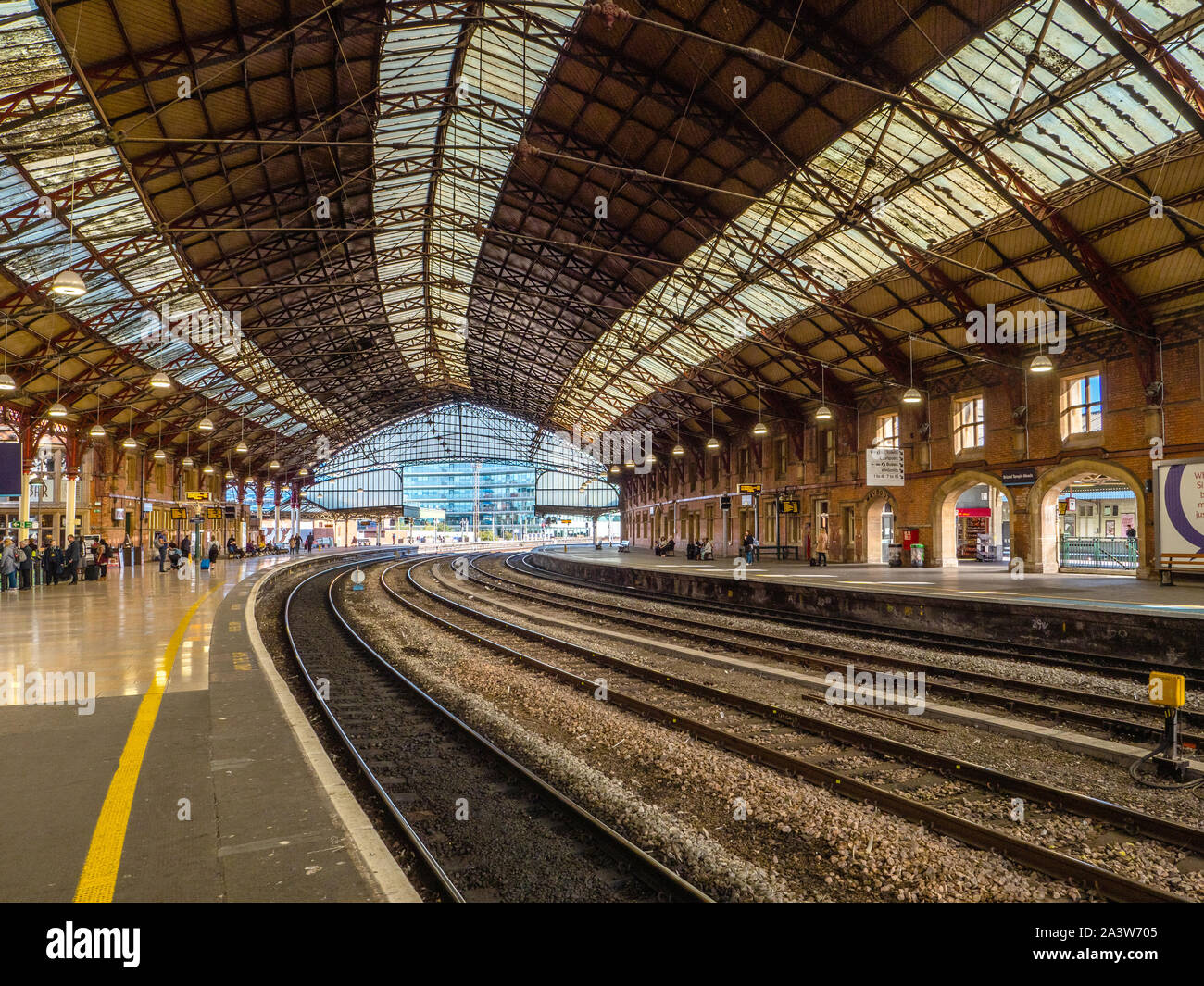 Through lines and platforms of Bristol Temple Meads railway station in ...