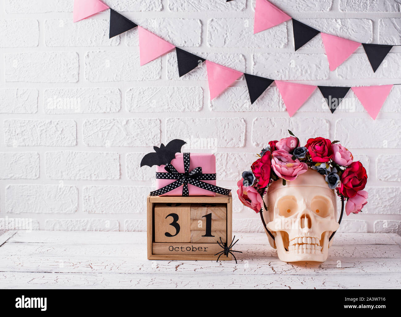 Pink skull with crown hi-res stock photography and images - Alamy