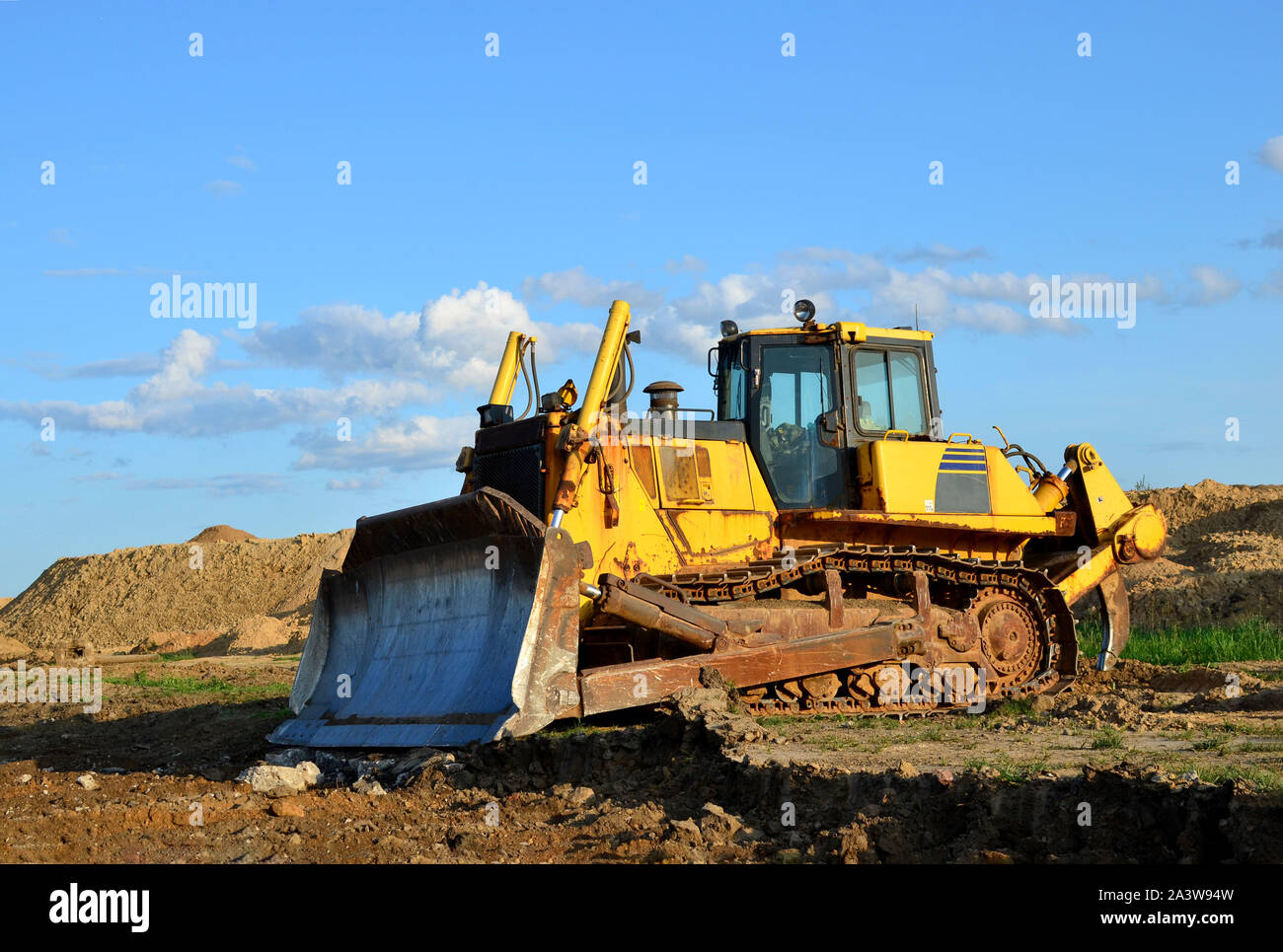 Track-type bulldozer, earth-moving equipment. Land clearing, grading ...