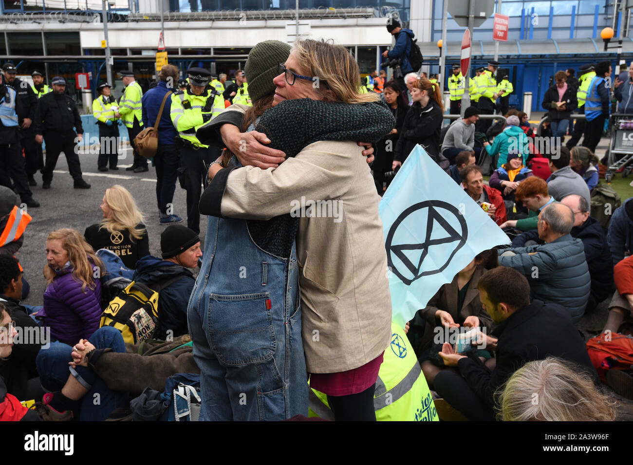 Two women hug amid a crowd of protesters hi-res stock photography and ...