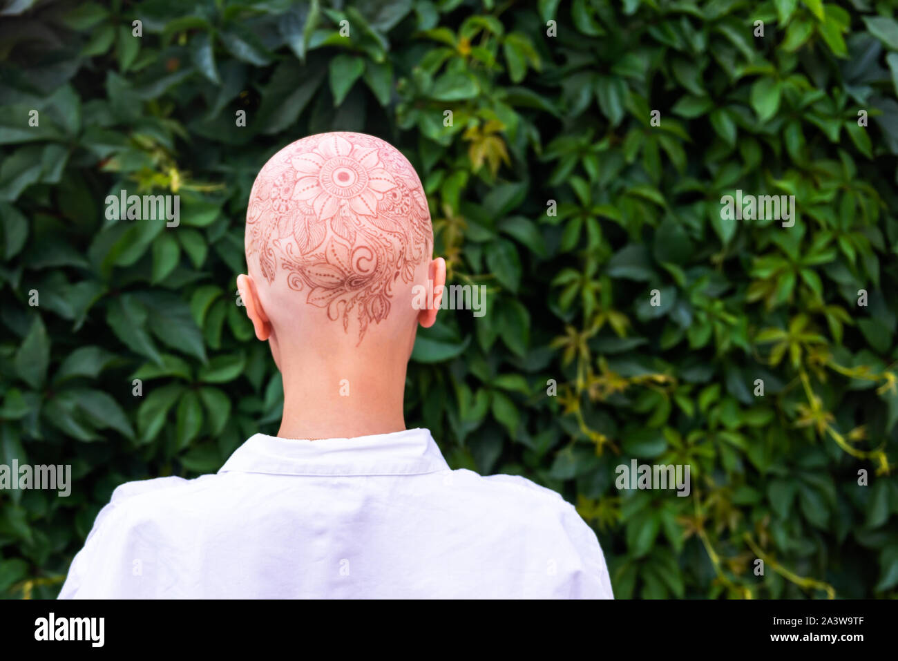 Beautiful henna mehndi tattoo on womans bald head Stock Photo - Alamy