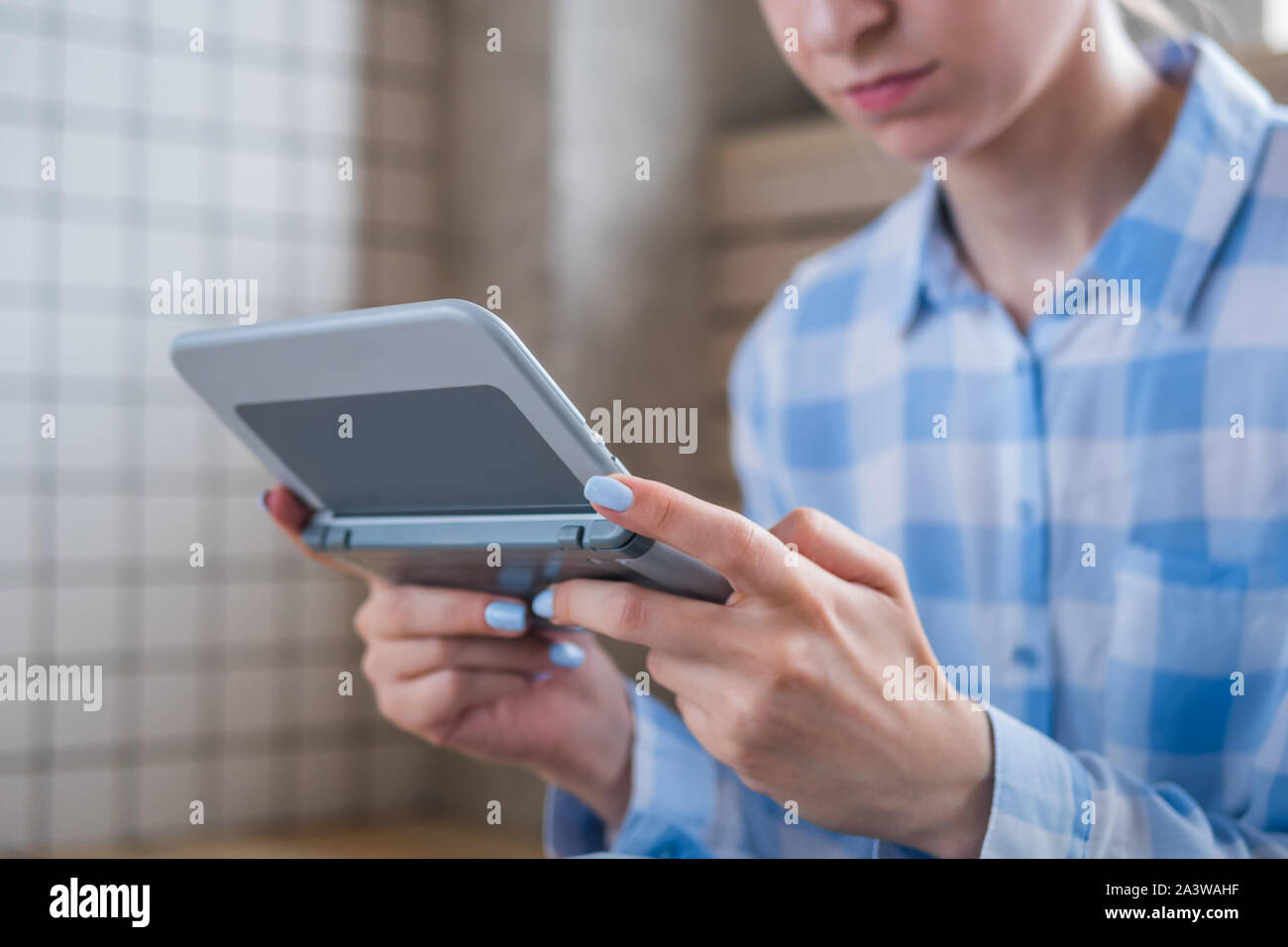 Handheld game console hi-res stock photography and images - Alamy