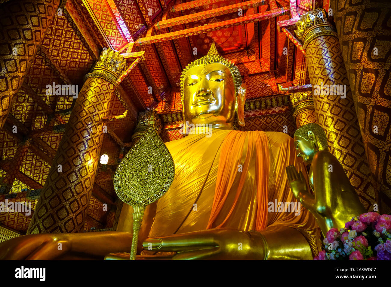Gold Buddha statue, Wat Phanan Choeng temple, Ayutthaya, Thailand Stock ...