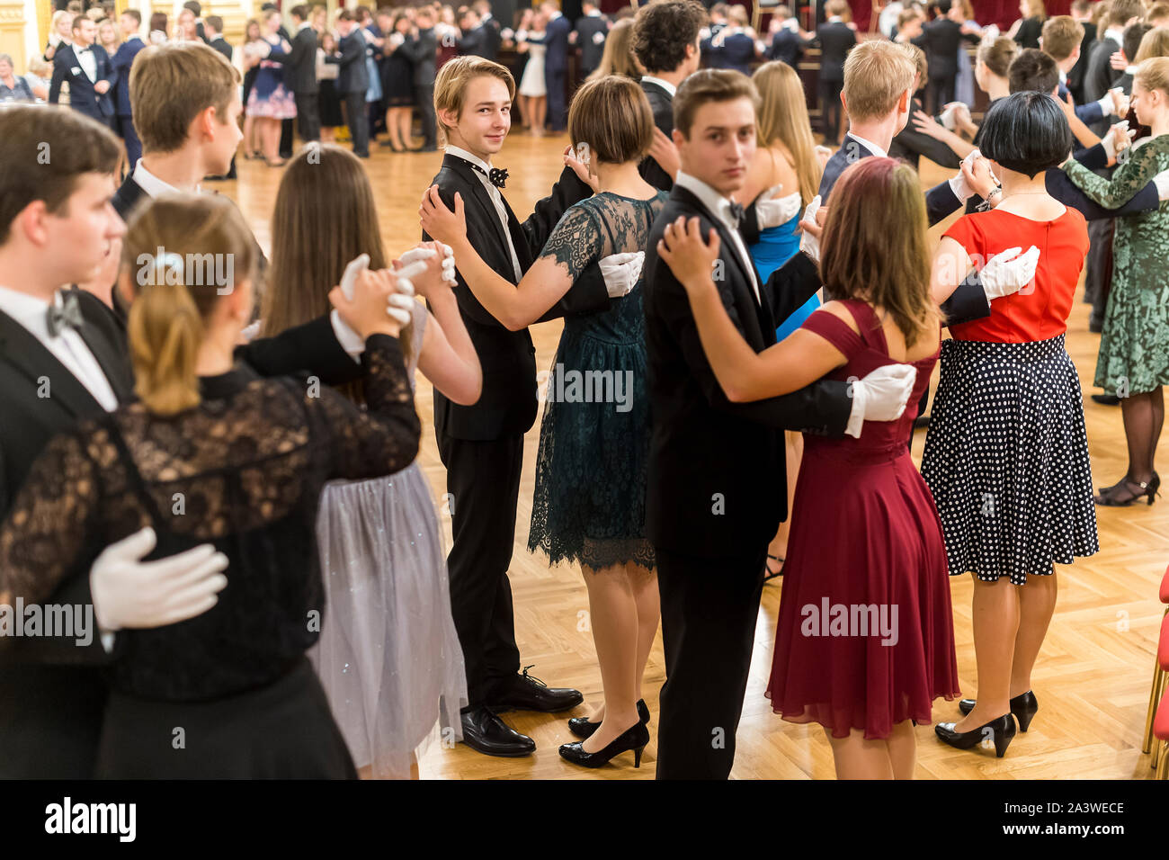 People learning dance hi-res stock photography and images - Alamy