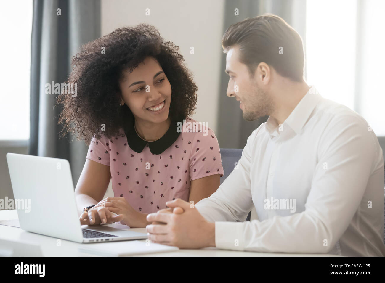 Colleagues sitting desk talking hi-res stock photography and images - Alamy
