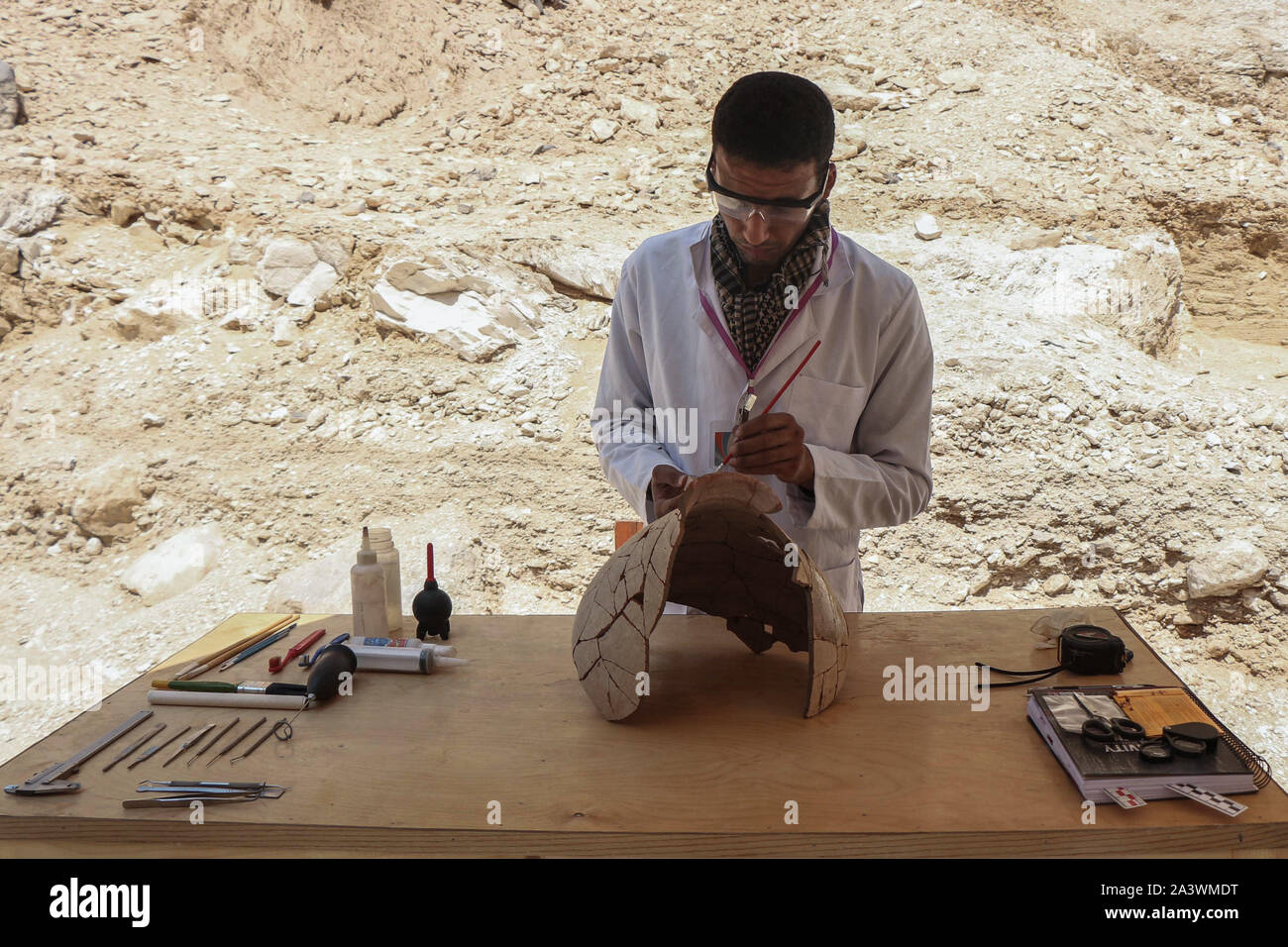 Egyptian archaeologist zahi hawass hi-res stock photography and images ...