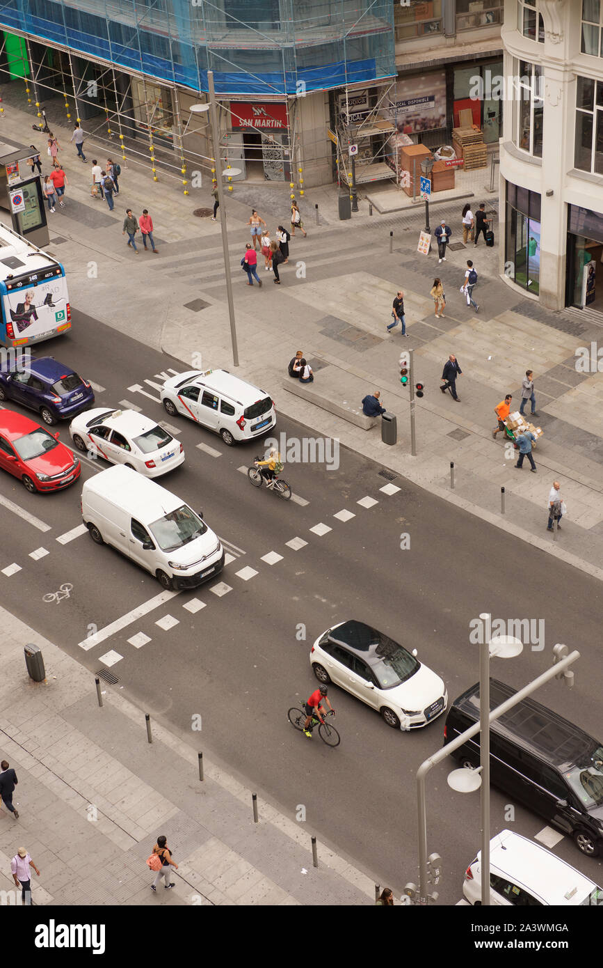 Traffic and pedestrians on a busy street Stock Photo - Alamy