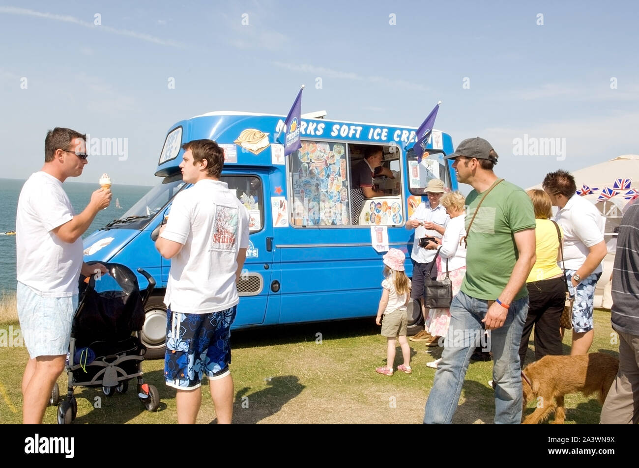 Ice cream van children hi-res stock photography and images - Alamy