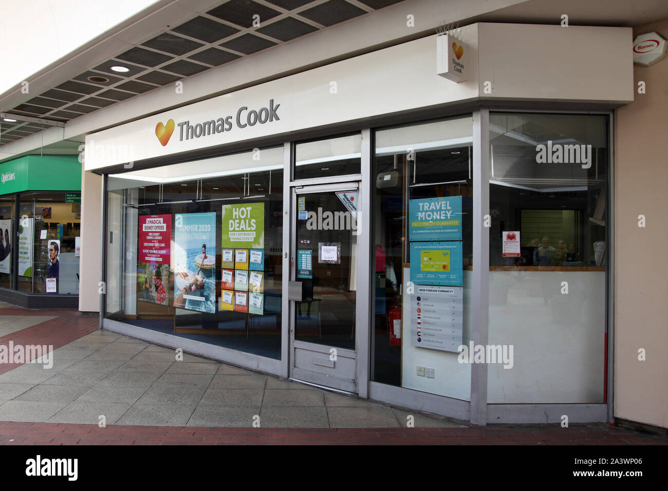 Leatherhead empty shop hi-res stock photography and images - Alamy