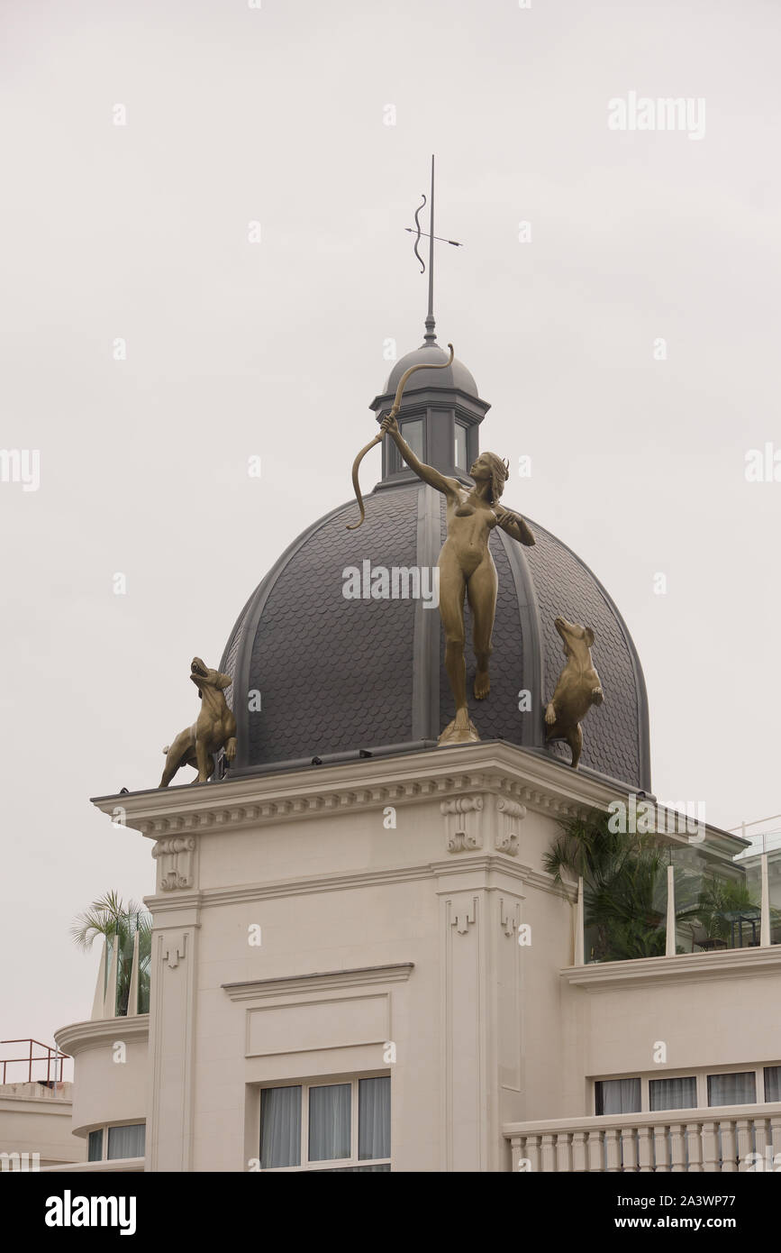 Statues on a building rooftop Stock Photo - Alamy