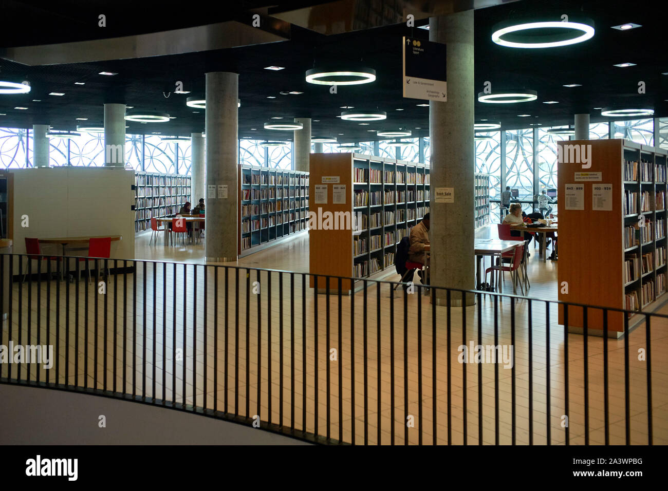 Birmingham city library interior hi-res stock photography and images ...