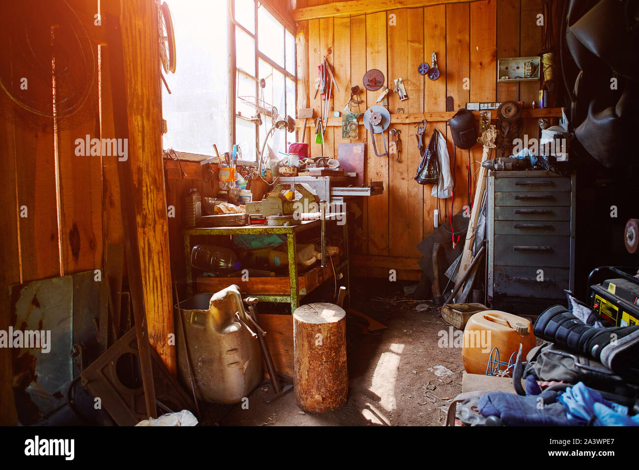 Messy garage workbench hi-res stock photography and images - Alamy