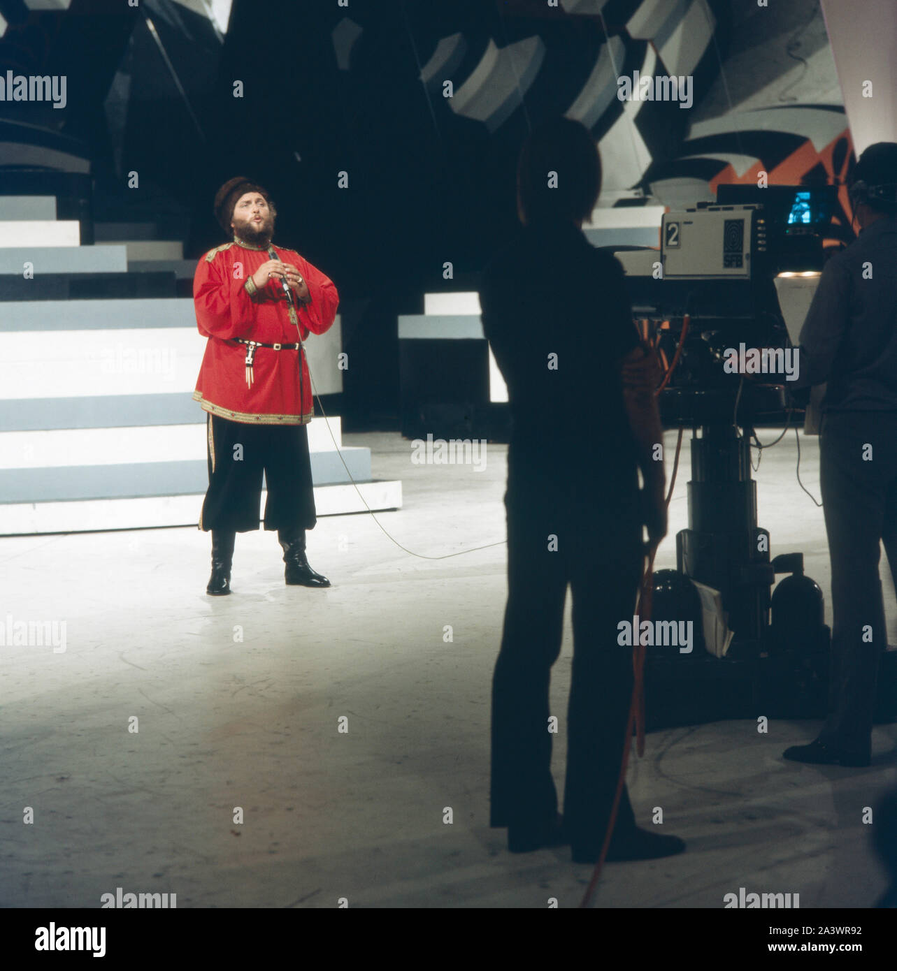 Der deutsche Bass Sänger Ivan Rebroff bei einem Fernsehauftritt ...